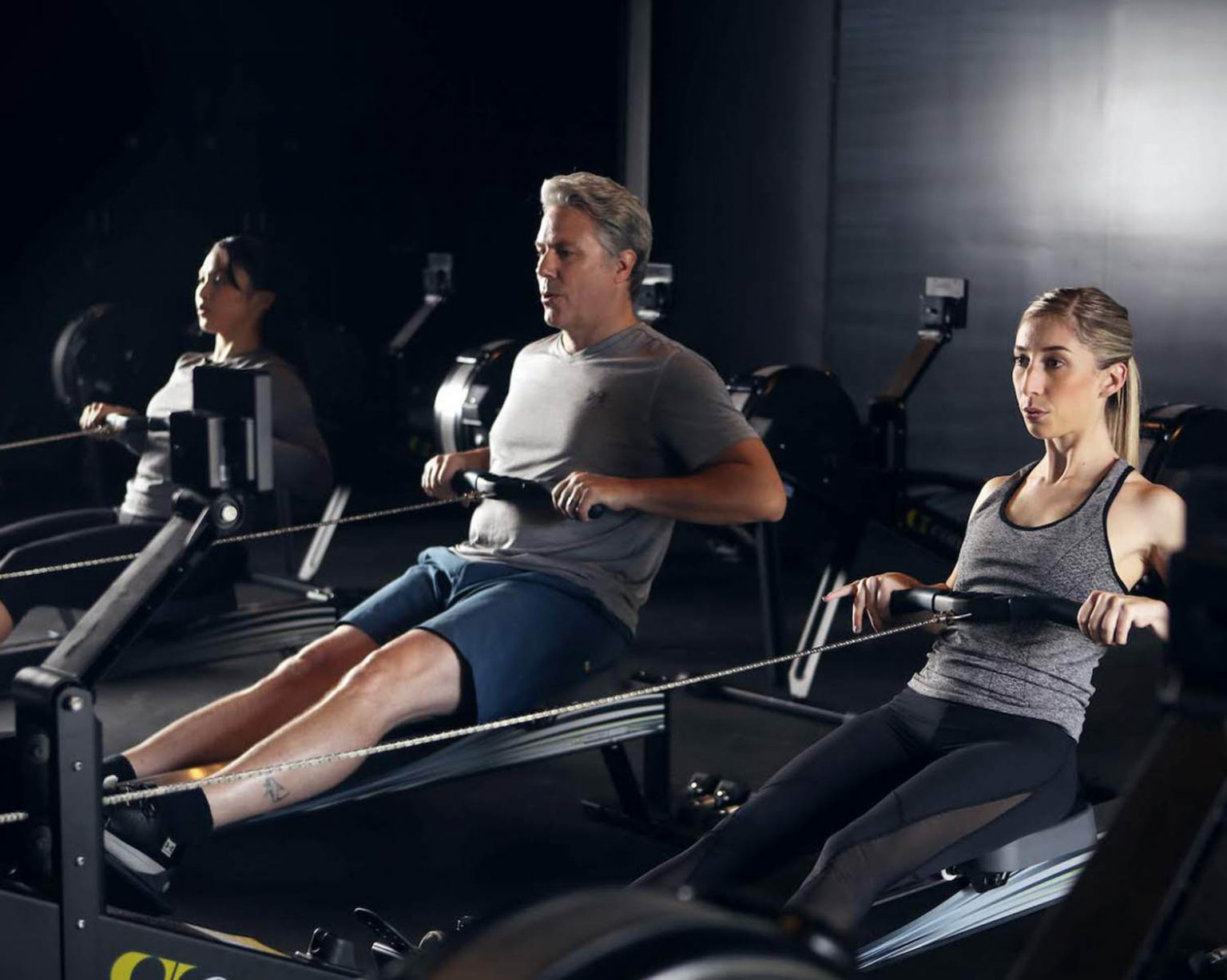 15 ejercicios para hacer en tu máquina de remo | Runnium.es